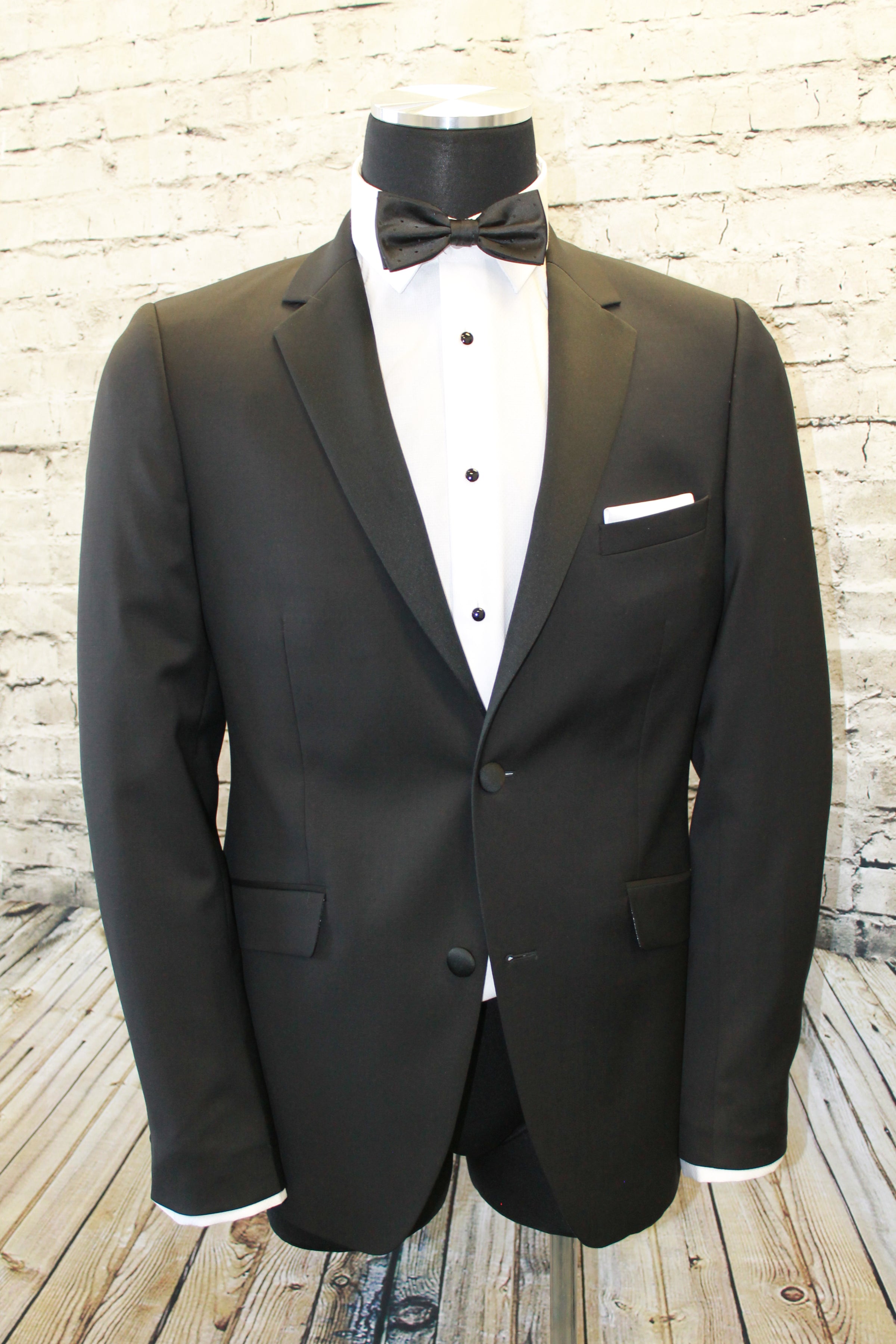 Tuxedo Suit – Stars & Strauss